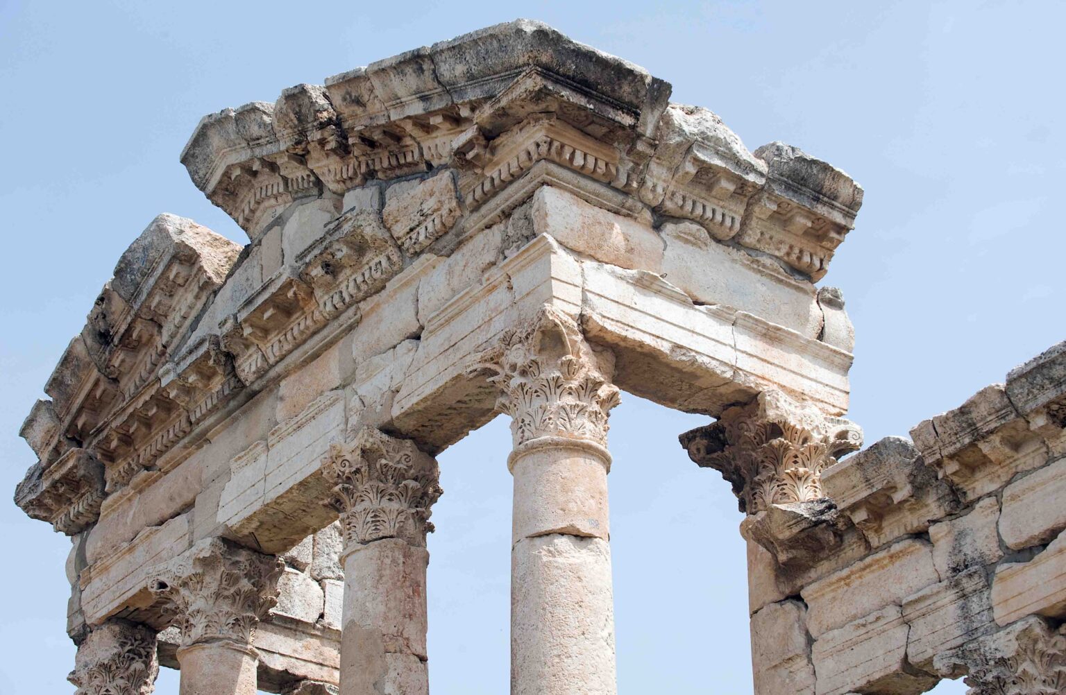 Apamea Syria: Visiting Guide to the Roman Ruins